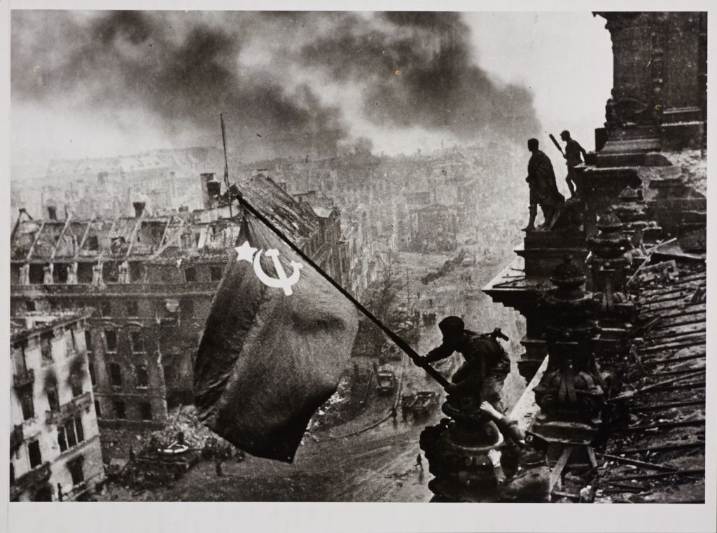 JEWGENI CHALDEJ (1917-1997) Auf dem Berliner Reichstag / Raising the ...