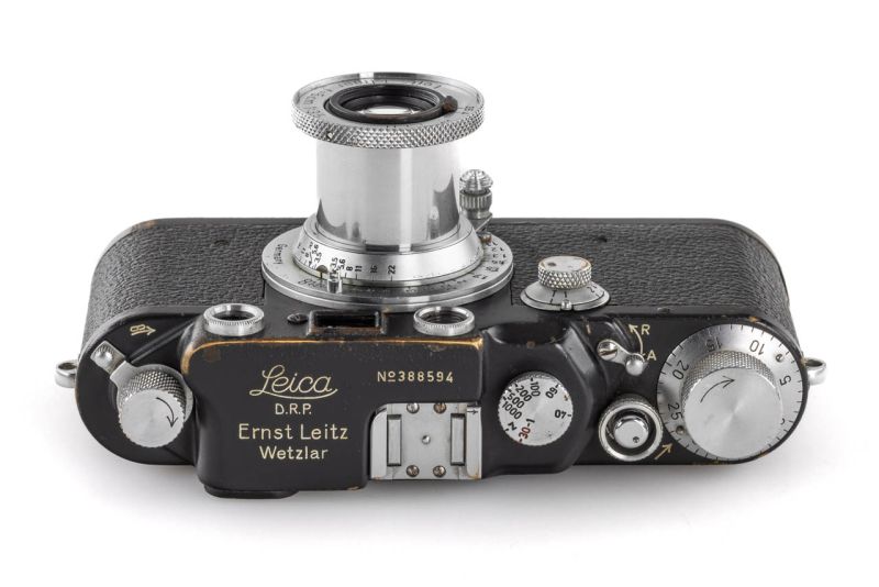 Leica IIIc grey red curtains | AI_20220621_1414_41419